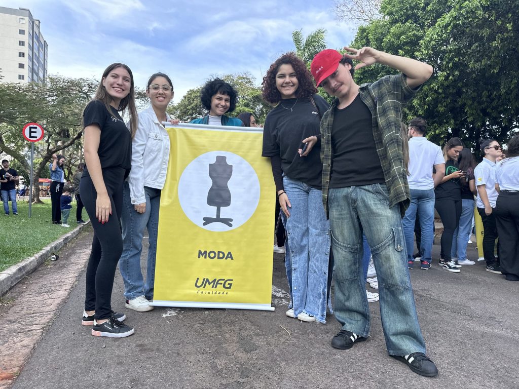Alunos da UMFG participam do desfile cívico-militar de 7 de setembro - UMFG